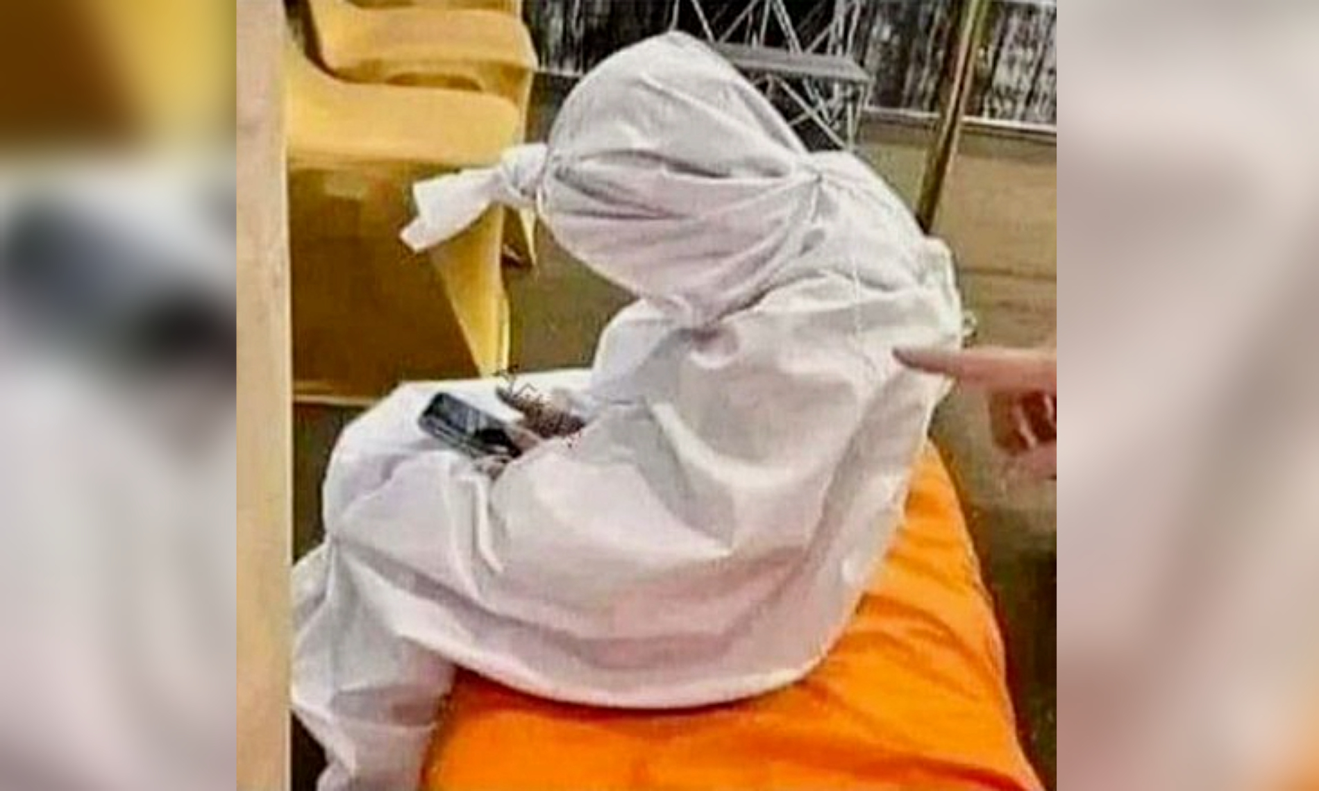 Dette billede viser ikke en skuespiller i Gaza. Det er et udklædt barn ...